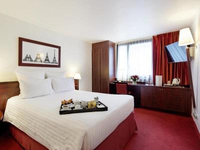 China Ethiopia star hotel guestroom furniture wood bed with 2 door wardrobe and combined desk table for sale