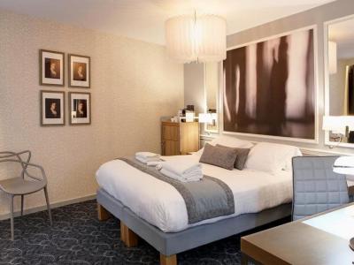 China Guinea-Bissau hotel bedroom furniture set from China factory of wood bed with mattress and wood cabinet table for sale