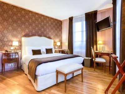 China Kenya luxury hotel wood furniture manufactuer from China by French style bed with wood side table and fabric bench chair for sale