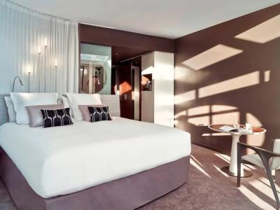 China Libya new hotel furniture manufactuer from China for bedroom set of upholstered bed and wood wardrobe cabinet with Loung for sale