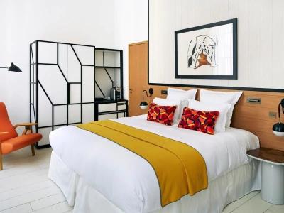 China Mauritania hotel furniture from China manufactuer wood bed with nighstand and Upholstered sofa chairs for sale
