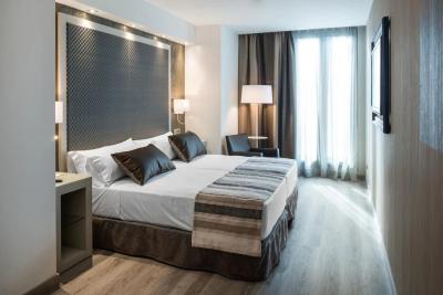 China Sao Tome and Principe hotel apartment furniture of modern upholstered bed with glossy painitng side table and Long table for sale
