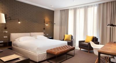China Sudan hotel furniture liquidators from China manufactuer Italy design leather bed with metal side table and dining table for sale