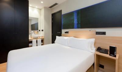 China Tanzania Dodoma hotel style apartment of laminate bed set furniture with wardrobe and TV cabinet luggage stand for sale