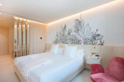 China Chad hotel furniture manufactuer from China by Melamine board bed with nightstand and Dining table cabinet for sale