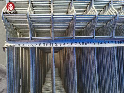 Cina Il ferro ornamentale 3d della posta del quadrato del cortile ha saldato la larghezza del recinto di filo metallico 2.50m in vendita