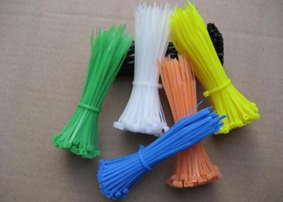 Cina Il legame di nylon variopinto avvolge la forza ad alta resistenza delle fascette ferma-cavo di nylon delle fascette ferma-cavo in vendita