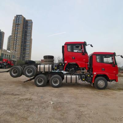 Cina 50 tonnellate Red Heavy Dump Truck - Base rotabile 170 pollici 8 piedi di larghezza in vendita
