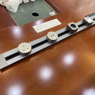 China Sistema incorporado Smart Office Desk Power Track com saída de 5V 2.1A e certificação CE à venda