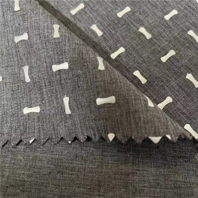 Cina Il tessuto cationico sventato 100% del rivestimento dell'inverno del poliestere 75D*150D normale 120gsm 150cm impermeabilizza respirabile in vendita