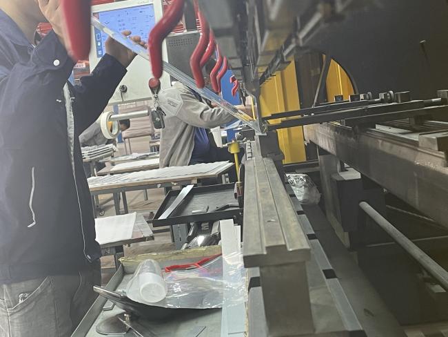 Hydraulic metal molding