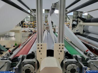 Chine Roumanie n'a pas besoin de toucher à la main lamination à grande vitesse petit rouleau de papier toilette faire de l'impression couleur cuisine ligne de production de machine à serviettes à vendre