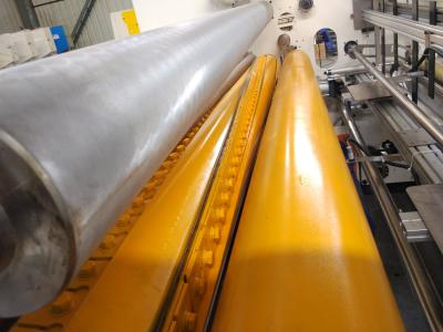 China Wikkel het Kleinschalige Papieren zakdoekje van de Tribunessnijmachine Makend af Machine Rewinder Te koop