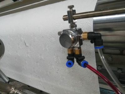 Cina L'inchiostro 15KW ha segnato la forma di v di Rewinder della macchina di fabbricazione di carta del fazzoletto per il trucco in vendita