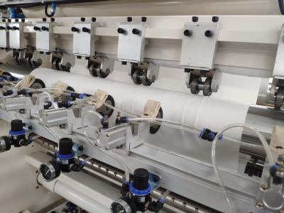 Cina Fazzoletto per il trucco di goffratura del Wallboard del bordo che fa macchina, rotolo per rotolare la macchina di taglio in vendita