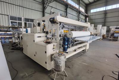 China Lijm die Vlak Riemen Klein Toiletpapier bespuiten die Machinepapieren zakdoekje Productiemachine maken Te koop