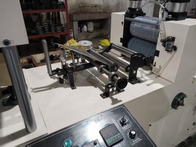 Cina Piegare di goffratura stampando la carta velina del tovagliolo che fa la taglierina della sega a nastro della macchina in vendita
