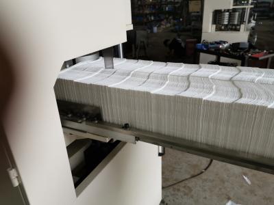 Cina La piegatrice industriale di Xinyun Interfold, srotola il rotolo della carta velina di tensione che fa la macchina in vendita
