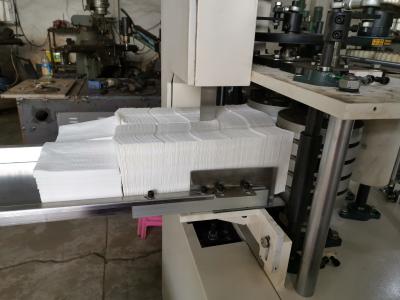 Cina La piegatrice industriale di Xinyun Interfold, srotola il rotolo della carta velina di tensione che fa la macchina in vendita