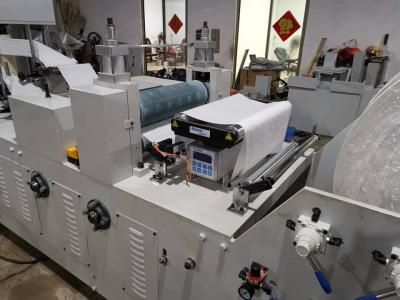 Cina Due strati del tovagliolo della macchina di taglio ad alta velocità, 1500 pezzi/piegatrice di carta industriale minima in vendita