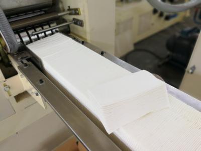 中国 L折りたたみを折る機械真空を作るXinyunの吸着ナプキンのチィッシュ ペーパー 販売のため