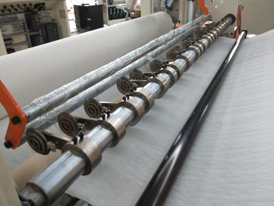 Cina Carta di rotolo che fende e macchina di riavvolgimento, macchina automatica 300m/Min di fabbricazione di carta del rotolo enorme dei semi in vendita