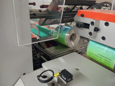 Cina Macchina avvolgitrice del rotolo di carta di Xinyun, impacchettatrice della carta igienica del servocomando 7.5Kw in vendita