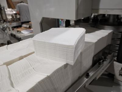 中国 浮彫りになる上にあられた正確さを印刷する機械を作るXinyunのナプキンのチィッシュ ペーパー 販売のため