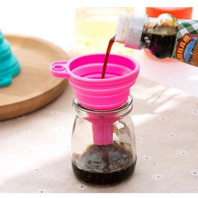 Cina Cucina Food Grade Funnel in silicone Dispenser liquido Cucina Piccoli utensili accessori Folding Funnel in silicone in vendita