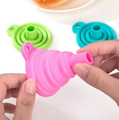Cina Cucina Food Grade Funnel in silicone Dispenser liquido Cucina Piccoli utensili accessori Folding Funnel in silicone in vendita
