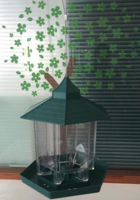 China Customized Color Plastic Bird Feeders Clear Body 6 Direction Feeding for sale