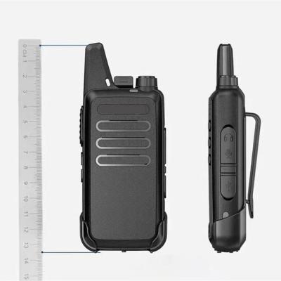 中国 UHF400-480MHz ハンドヘルド無線通信 2-5KMトーク範囲のための二方向ラジオ 販売のため
