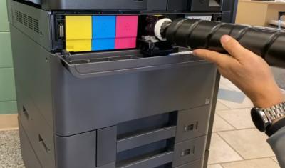 Cina Replace Kyocera Color Toner TK8555 on the Kyocera TASKalfa Series 5054ci, 6054ci, 7054ci in vendita