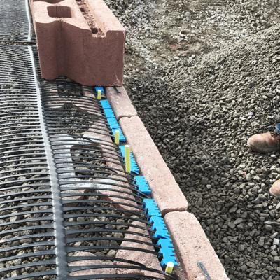 Cina Geogrid di plastica monoassiale HDPE ad alta resistenza 40kn/M per lunghezza di rotolamento di 50 m e larghezza di 1 m in vendita