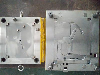 Cina Portone freddo del puntiforme del sistema del corridore in muffa d'acciaio materiale P20 per i ricambi auto in vendita