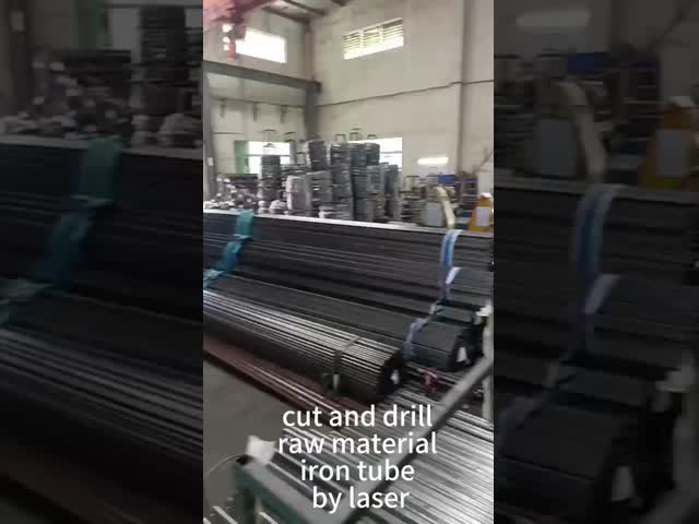Il processo di visualizzazione del metallo personalizzato è previsto per il commercio al dettaglio e le mostre.