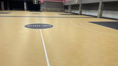 China Basketballplatz-Bodenbelag wasserdichtes hölzernes Beschaffenheits-Silikon PUs im Freien zu verkaufen