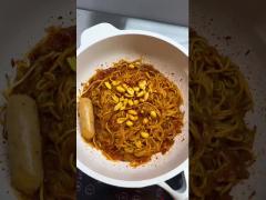 161 g droog gemengd instant noedels met Koreaanse worst hete kip smaak