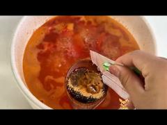 Heerlijke instant noedelsop met koken met kokend water en tomatensoep smaak