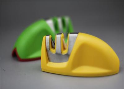 Cina Mini macchina per affilare i coltelli ceramica a forma di, macchina per affilare i coltelli compatta con il pacchetto del contenitore di PVC in vendita