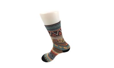 China Coloree los calcetines impresos para hombre asquerosos antis de las rayas con la fibra blanca larga del lustre en venta