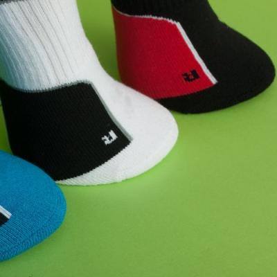中国 汗-吸収性材料が付いている環境友好的な綿のスポーツの足首のソックス 販売のため