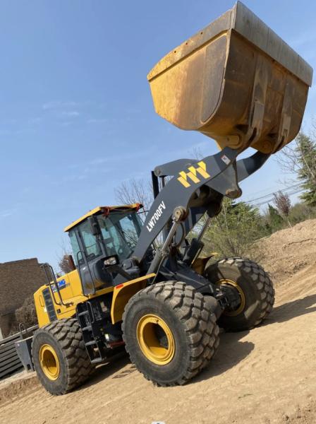 Quality Pulley Traction Used Front End Loader XCMG LW700FV With 7000kg Capacity for sale