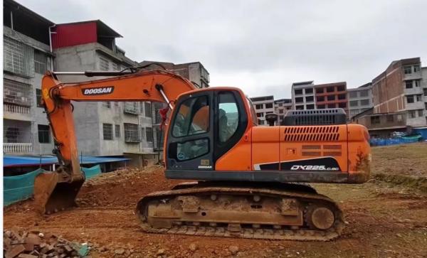 Quality DoosanDX200 Second Hand Excavator 0.92m3 Bucket Capacity 19900 Kg for sale