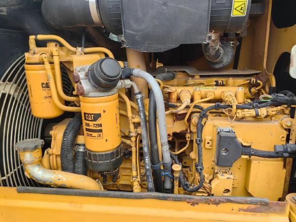 Quality Caterpillar D4K Used Crawler Bulldozer 120kw Power For Leveling Terrain for sale