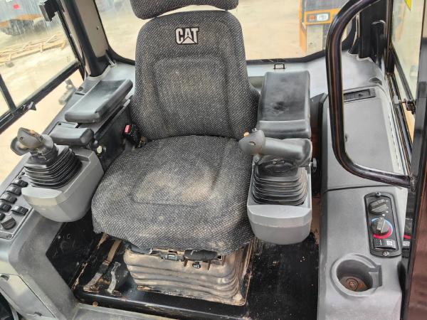 Quality Caterpillar D4K Used Crawler Bulldozer 120kw Power For Leveling Terrain for sale