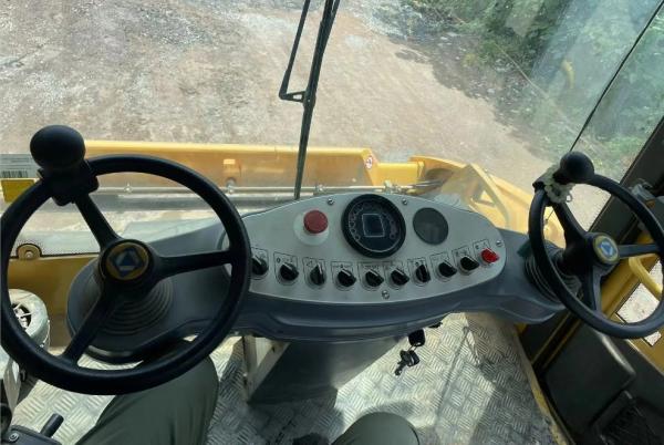 Quality 13200kg Used Road Roller XCMG BW203AD High Efficiency With 95 Kw Power for sale