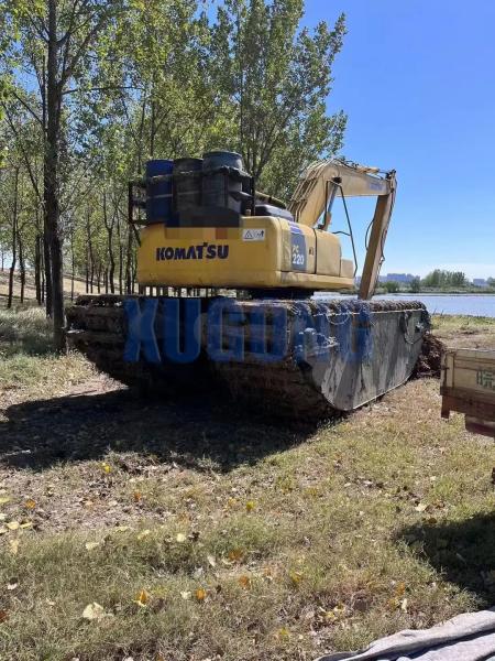 Quality Komatsu PC220 Amphibious Mini Hydraulic Excavator With Compact Structure for sale