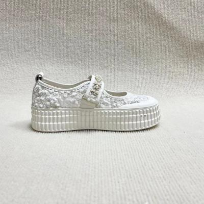Cina Calzature sportive da donna di moda con perla sulla superficie per uso causale in estate OEM in vendita