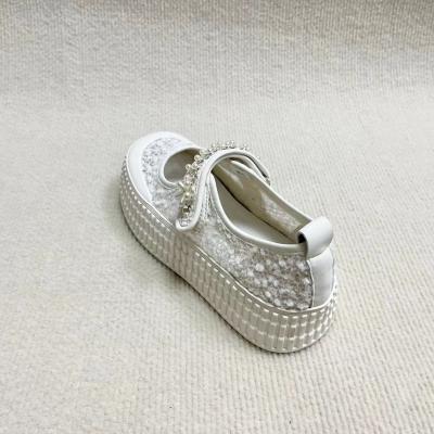 Cina Calzature sportive da donna di moda con perla sulla superficie per uso causale in estate OEM in vendita